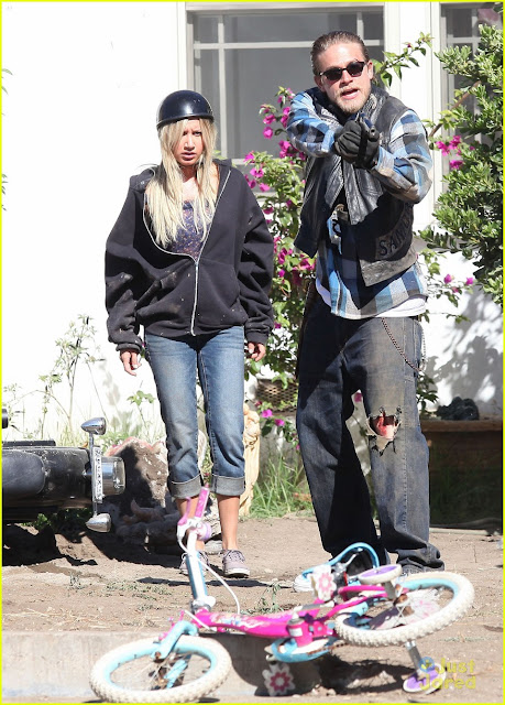 Famous Cream: Ashley Tisdale: paseo en moto de "Sons of Anarchy