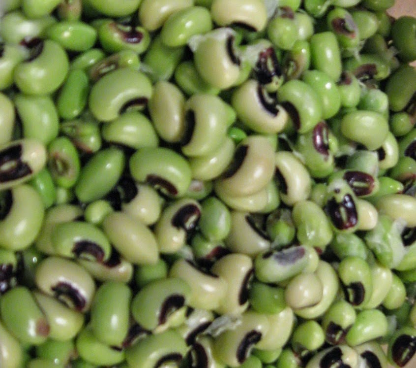 Achinga / Payar Chena Mezhukkuparatti (Cowpea pods and Elephant Foot ...