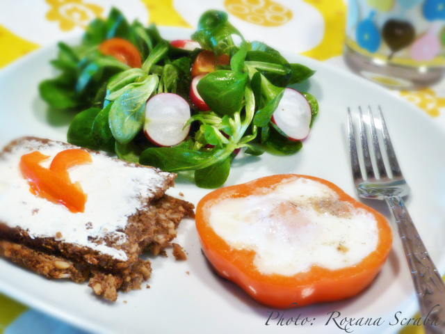 Bunatati din bucataria mea: Mic dejun cu oua prajite in rondea de ardei