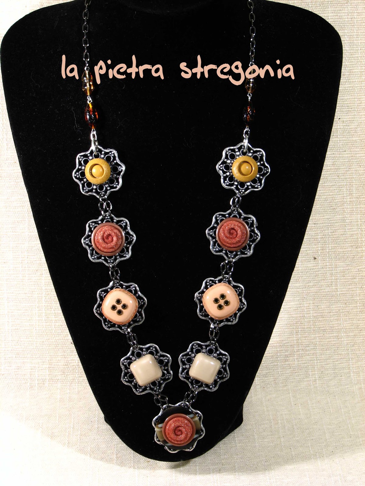 la pietra stregonia: LE COLLANE CON I BOTTONI