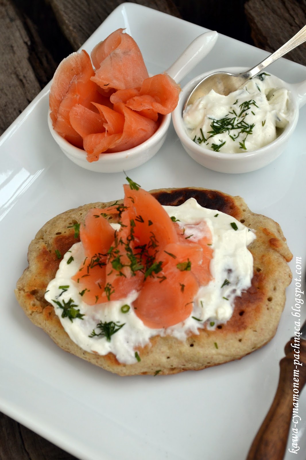 Kawa cynamonem pachnąca: BLINY GRYCZANE Z ŁOSOSIEM