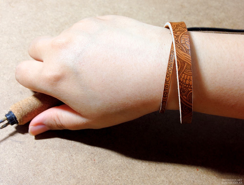 Snowdeer (Kim Sulrok): leather pyrography, woodburning, leather burning