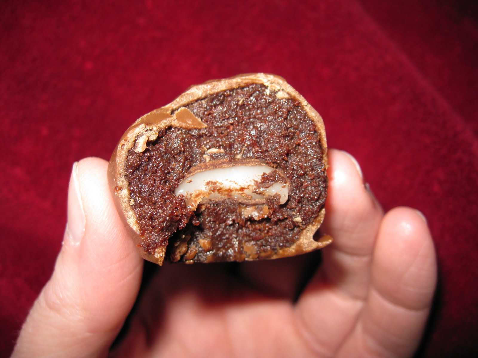 Rebecca's Sweet Escapes: Candy filled Cake Balls!