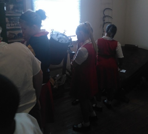 Shell & Humansdorp Museums : Laerskool Stulting besoek Humansdorp Museum