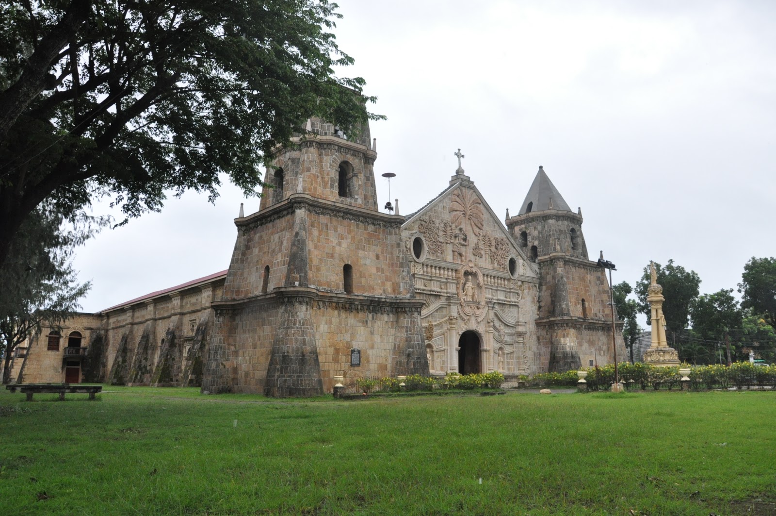 This is Lovelee: DAY 4- Iloilo's Grand Old Churches and so much more ...