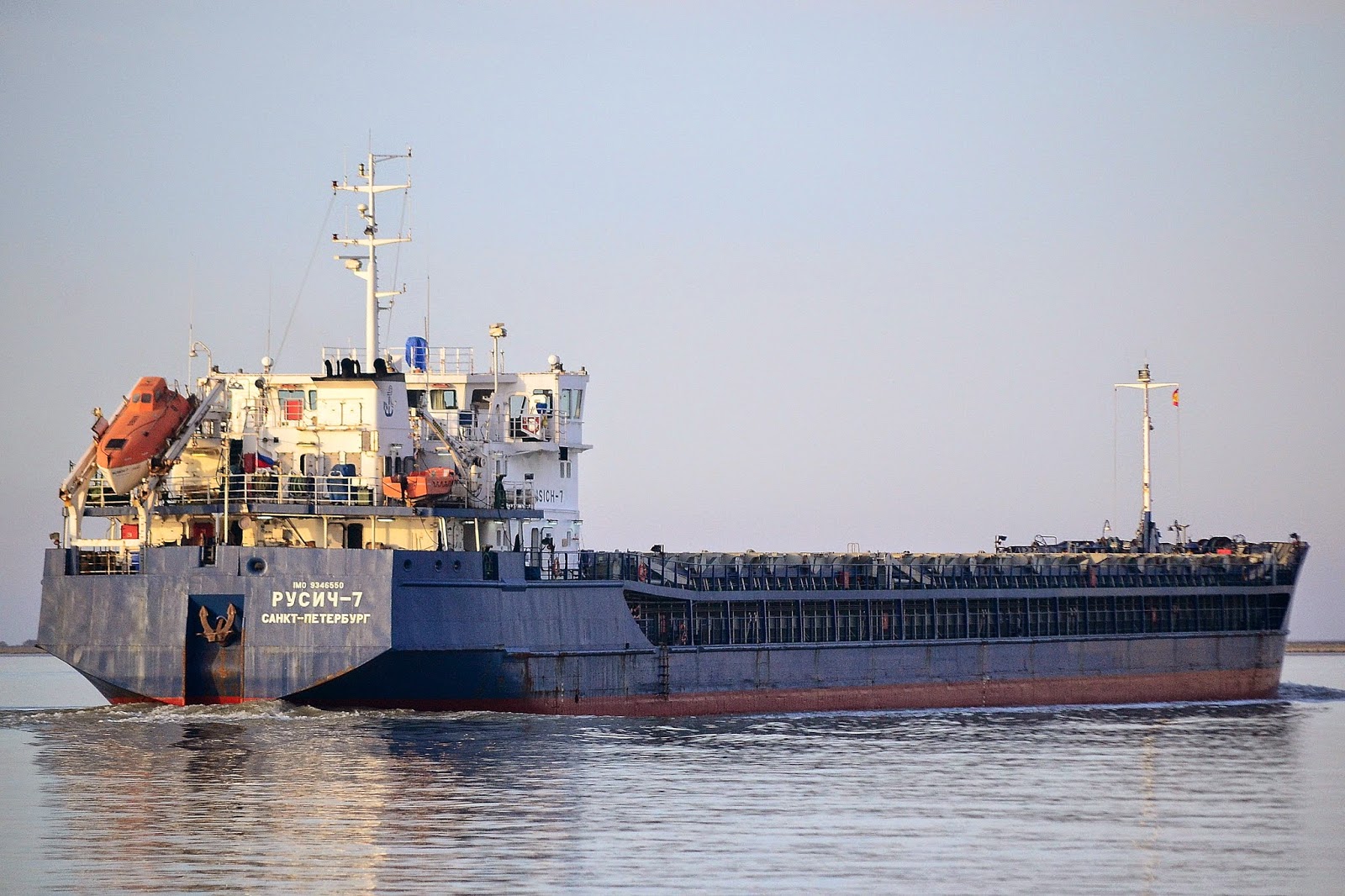 BUQUES MERCANTES A SU PASO POR SANLUCAR DE BARRAMEDA: RUSICH-7