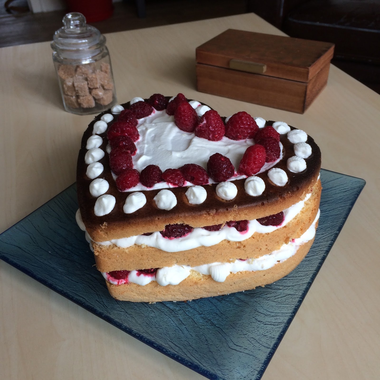 Gourmandises et Paillettes: Génoise Framboises Chantilly