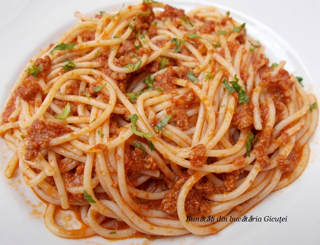 Spaghete cu pui si suc de rosii - Bunătăți din bucătăria Gicuței