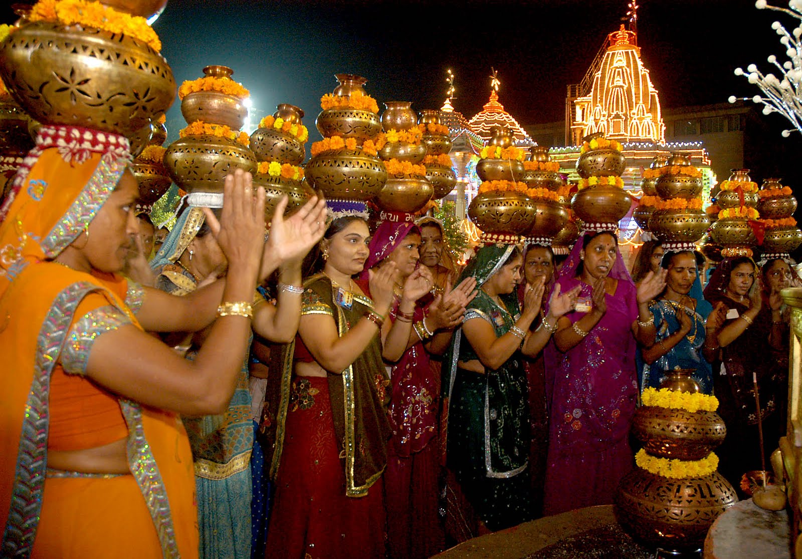 ashleshaa khurana: 9 Divine Prachin Garbas