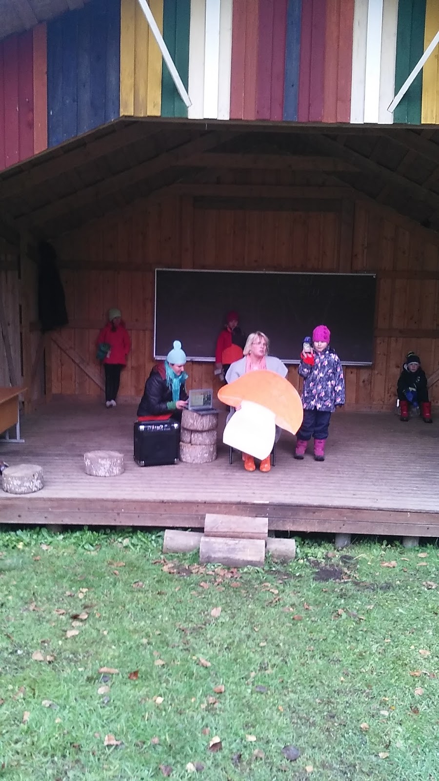 TERA 3e koolijütsid: Tänane"Seene varjus" etteaste Peedu lasteaia lastele