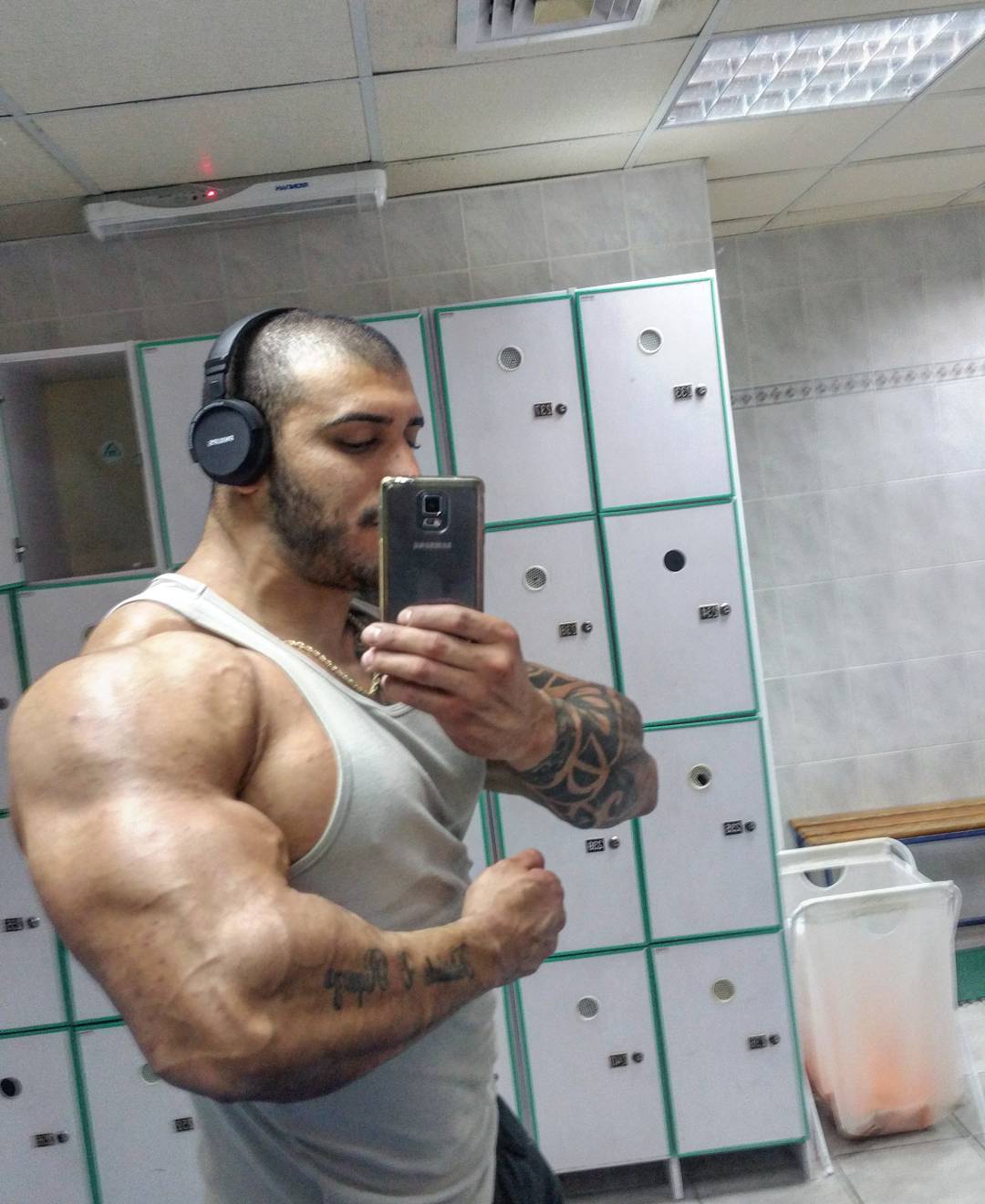 Muscle Lover: Israeli muscle hunk Aviv Mesika