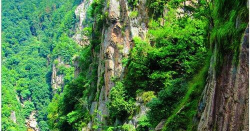 Jalan Setapak Terjal di Gunung Kuning, Cina
