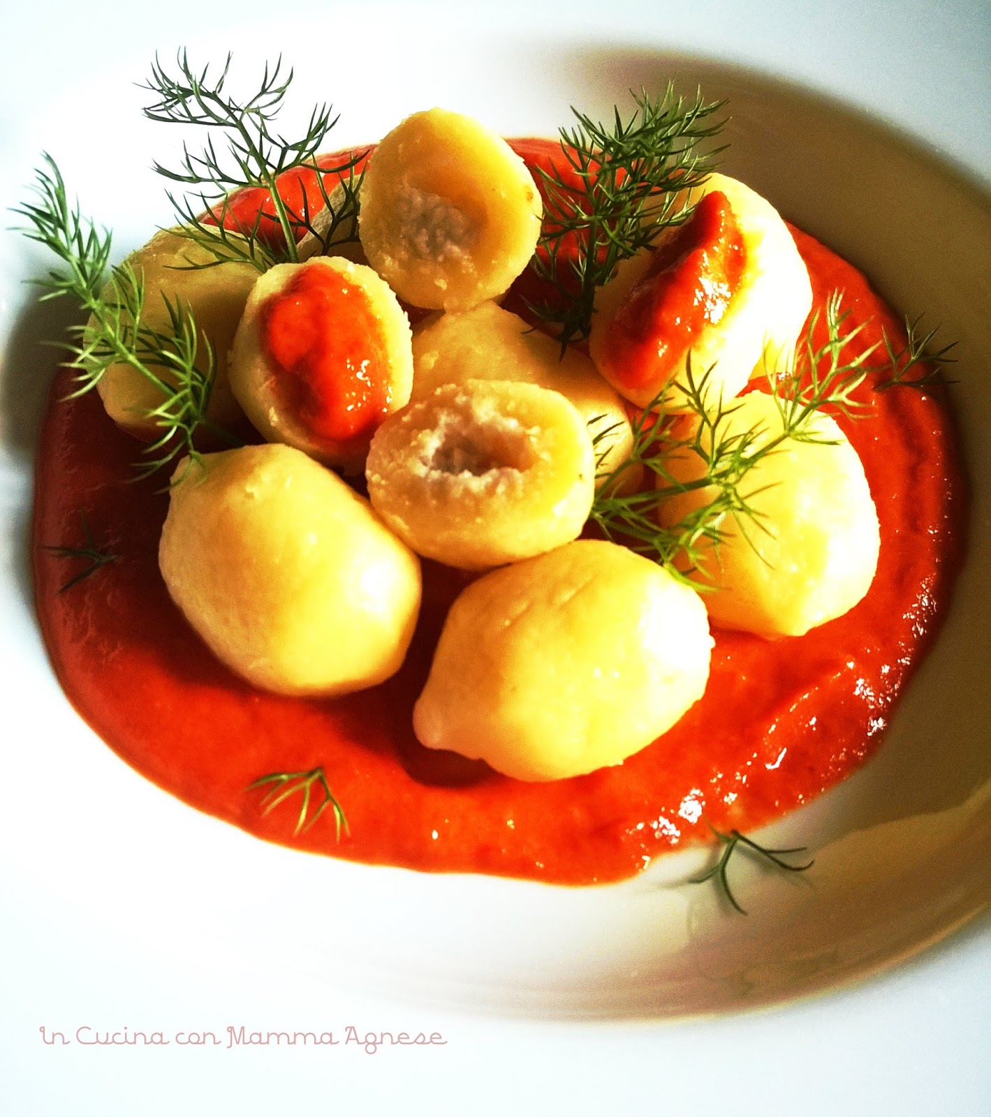 Gnocchi Ripieni su morbido letto di Peperoni | In Cucina con Mamma Agnese