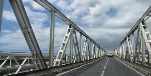 The Pingsh Blog: sous le pont coule la rivière ...de galets