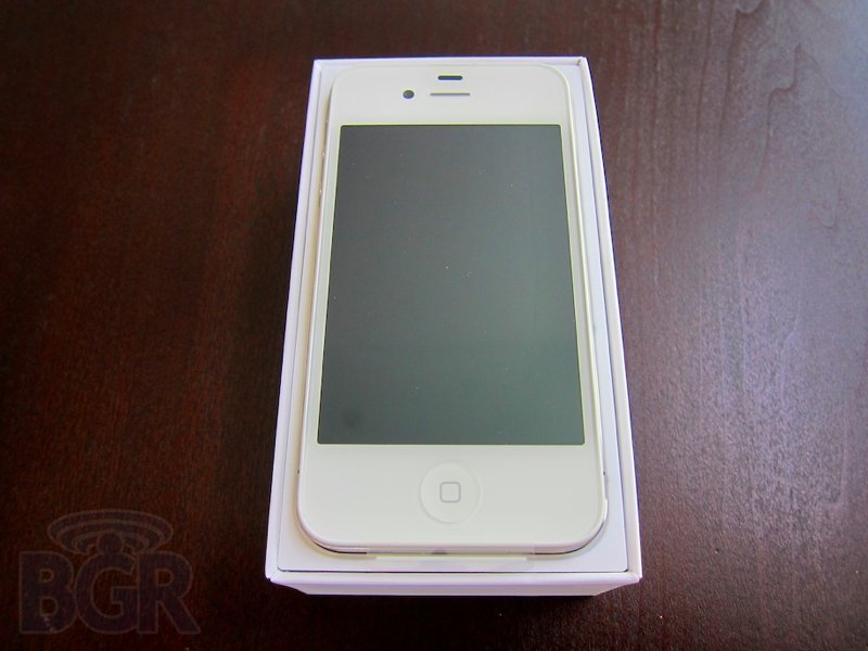 Technology News Wire: When Will The White iPhone 4 Be Available?
