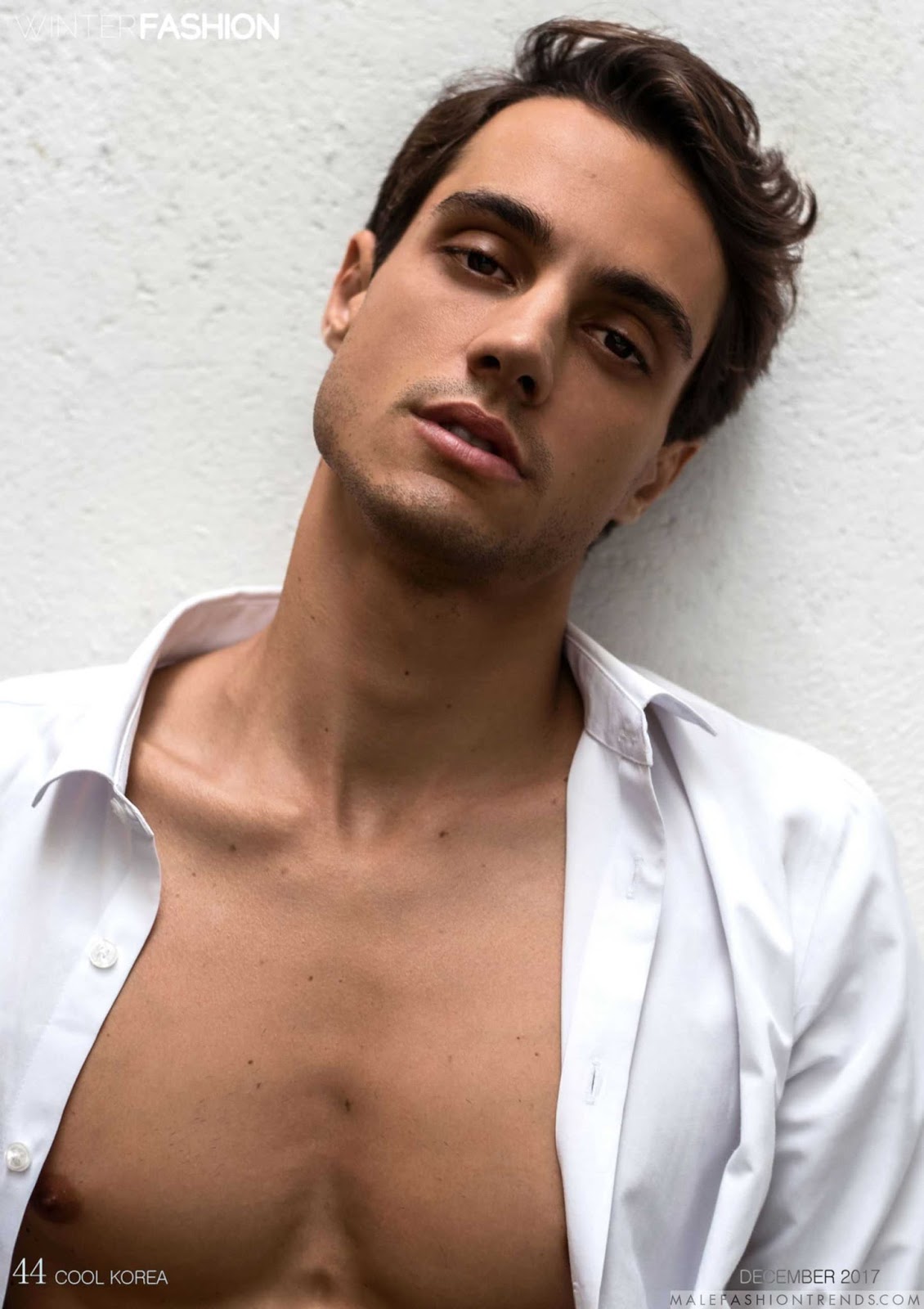 Victor DalCol se envuelve en la pureza del blanco para COOL Korea Magazine