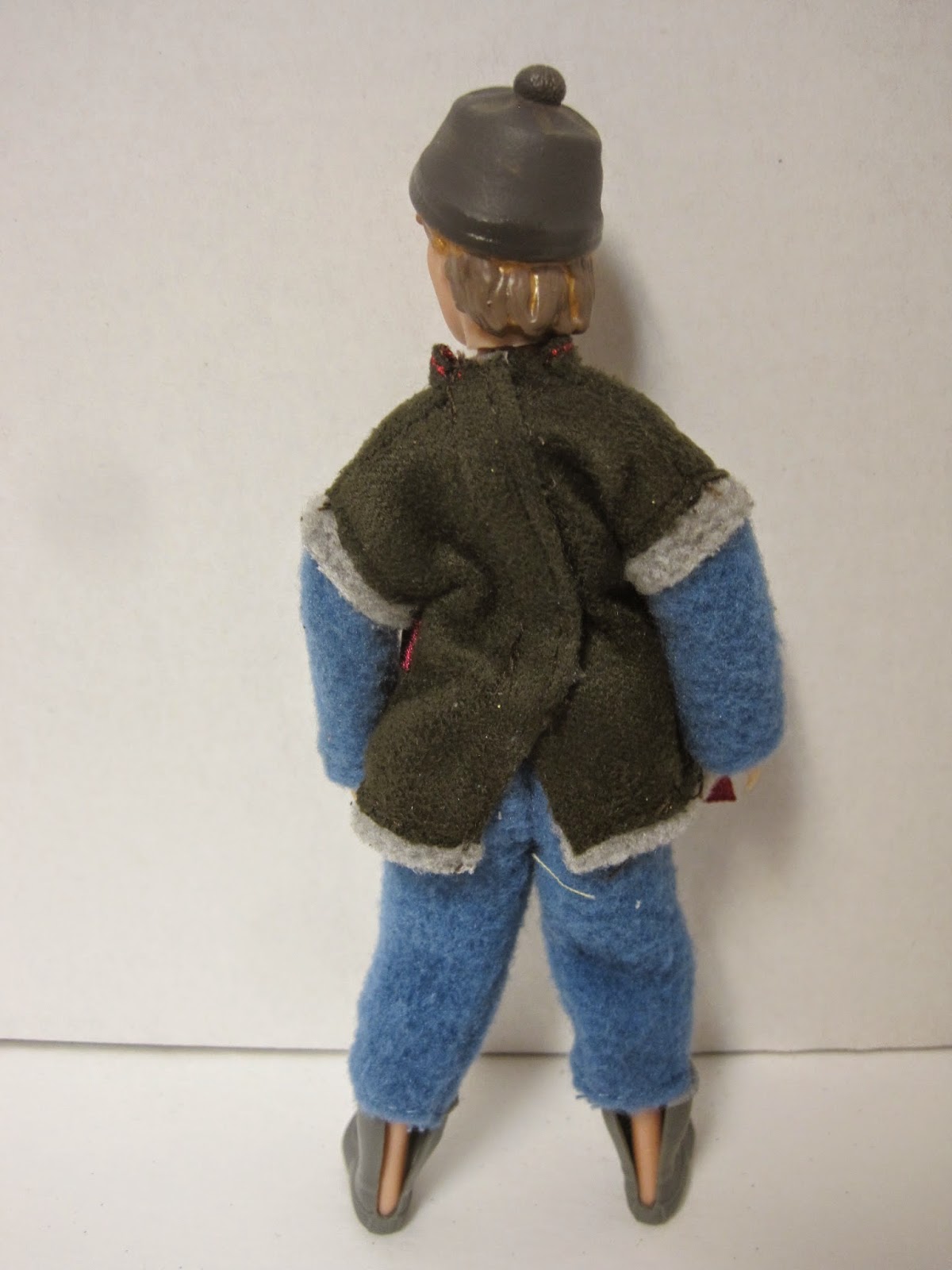 Never Grow Up: A Mom's Guide to Dolls and More: Frozen Mini Doll Set Review