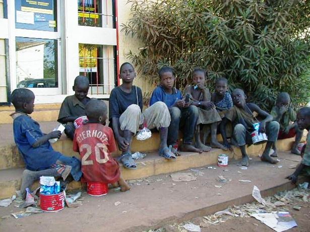 Des enfants de la rue de retour sur le boulevard du 30 juin | BA SANGO ...