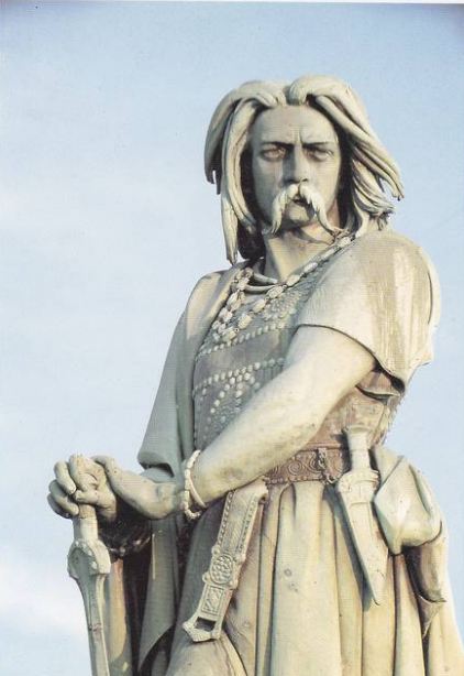 A Vercingétorix, place de Jaude à Clermont-Ferrand.Regards et Vie d ...