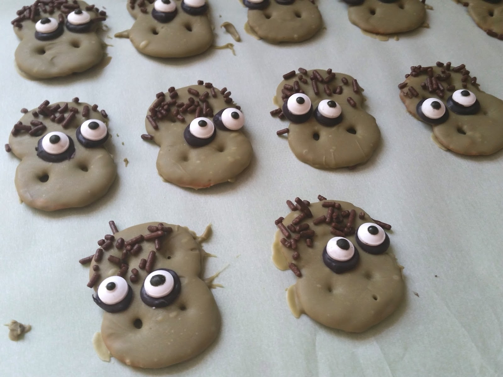 Castellon's Kitchen: Zombie Pretzel Cookies