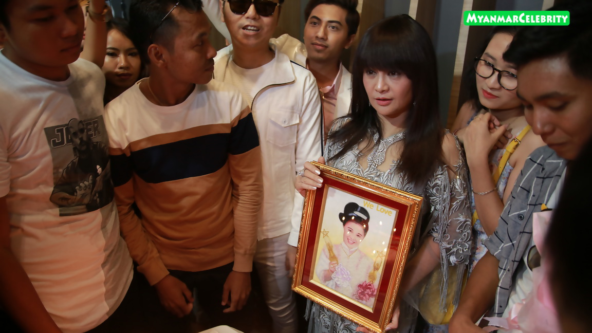 Fan ေတြနဲ႕အတူ ေမြးေန႔ပြဲဆင္ႏႊဲခ႕ဲတဲ႕ သ႐ုပ္ေဆာင္ ထက္ထက္မိုးဦး