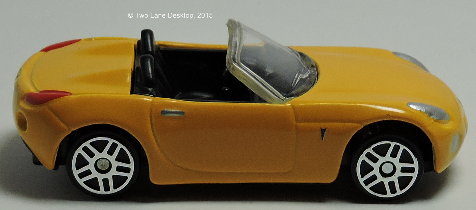 Maisto and Matchbox Pontiac Solstice coupe and convertible; Maisto 1:24 ...