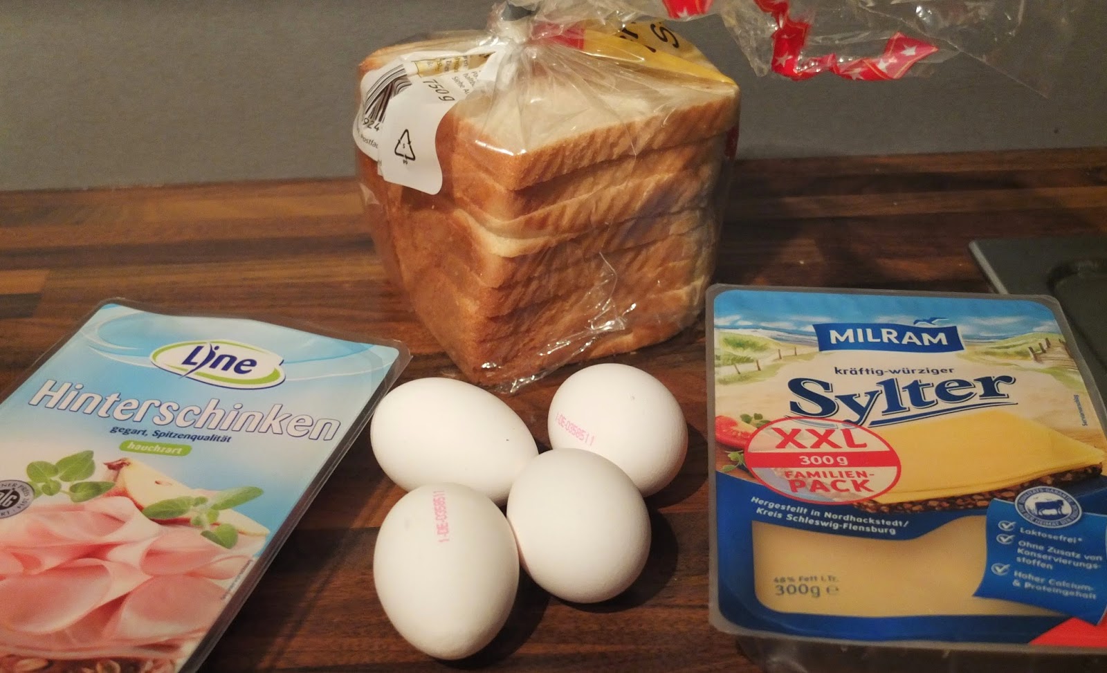 Überbackenes Toast mit Schinken und Ei