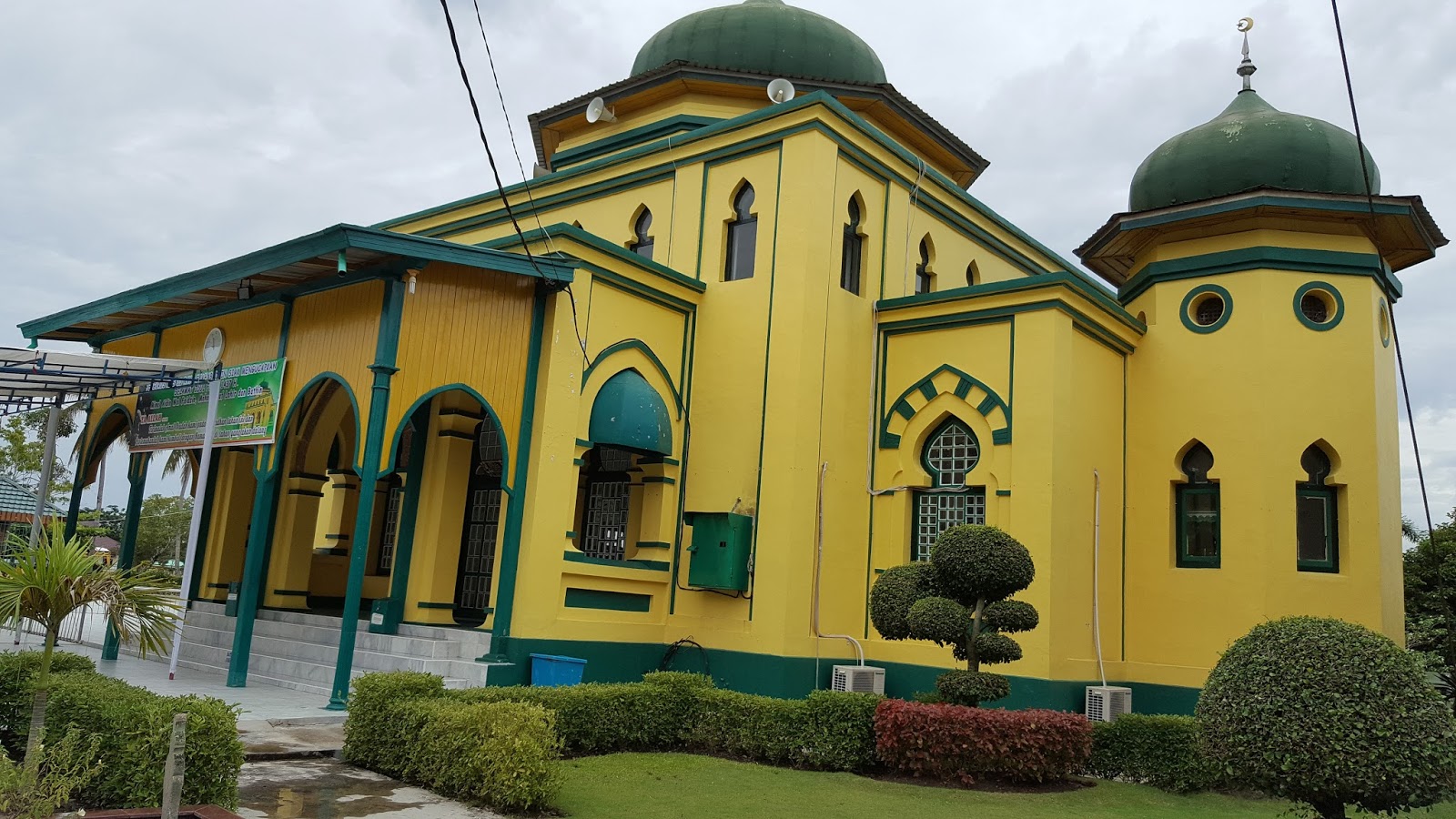 Meh Travel With Me!!: Masjid Raya Syahabuddin dan Makam Pahlawan ...