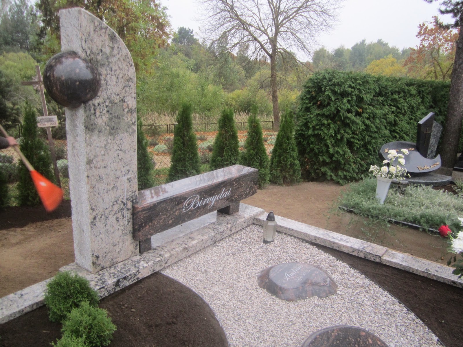 skulptūros iš akmens: paminklai Laukuvoje , antkapiniai paminklai ...