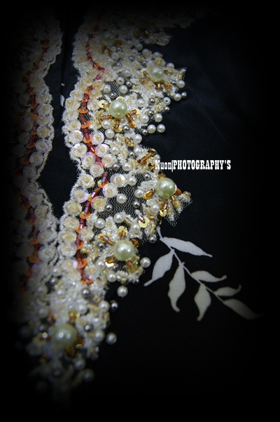 Jahitan MANIKqueen: tampalan lace dan jahit manik leher