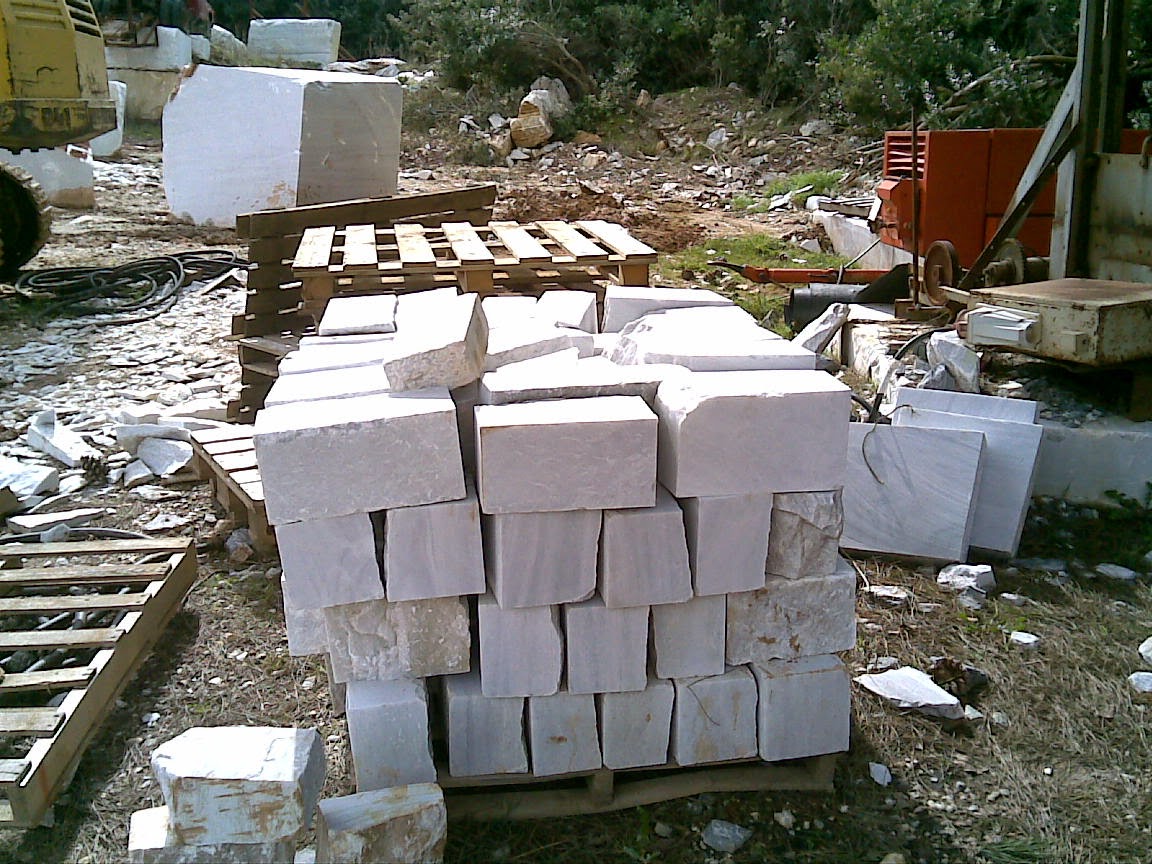 ΑΣΠΡΗ ΠΕΤΡΑ: Τα υλικά μας