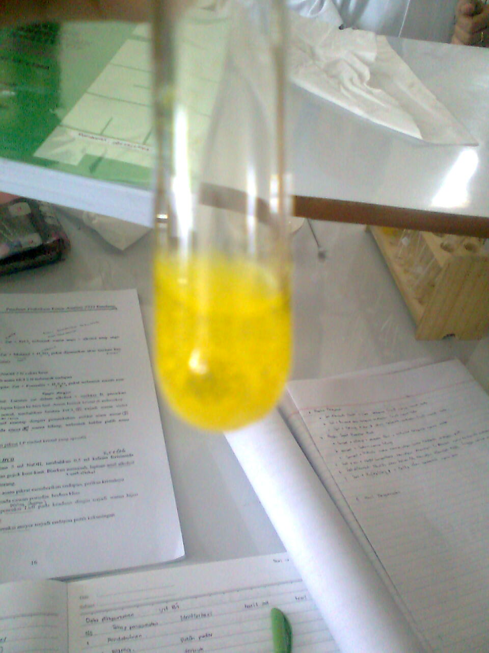 studi farmasi: percobaan di lab kimia analis