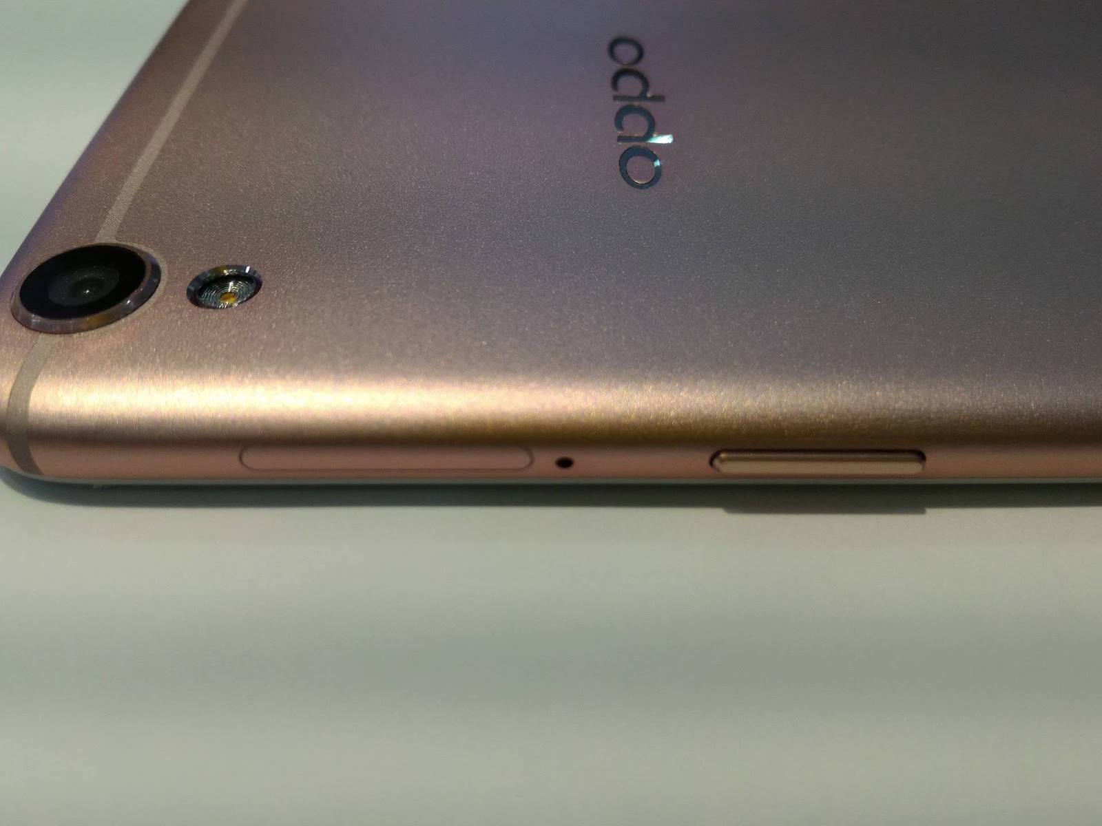 OPPO R9讓你愛不釋手、愛她久久！#R9開箱 - 手機品牌 | ePrice 比價王