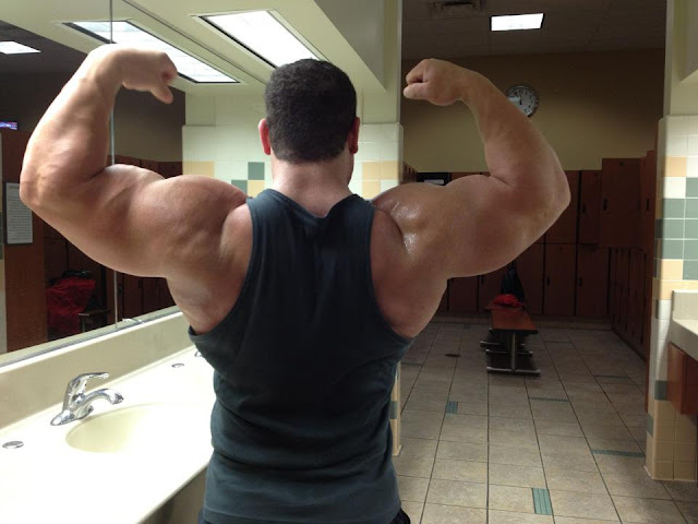 Muscle Lover: American bodybuilder Thomas Lenihan