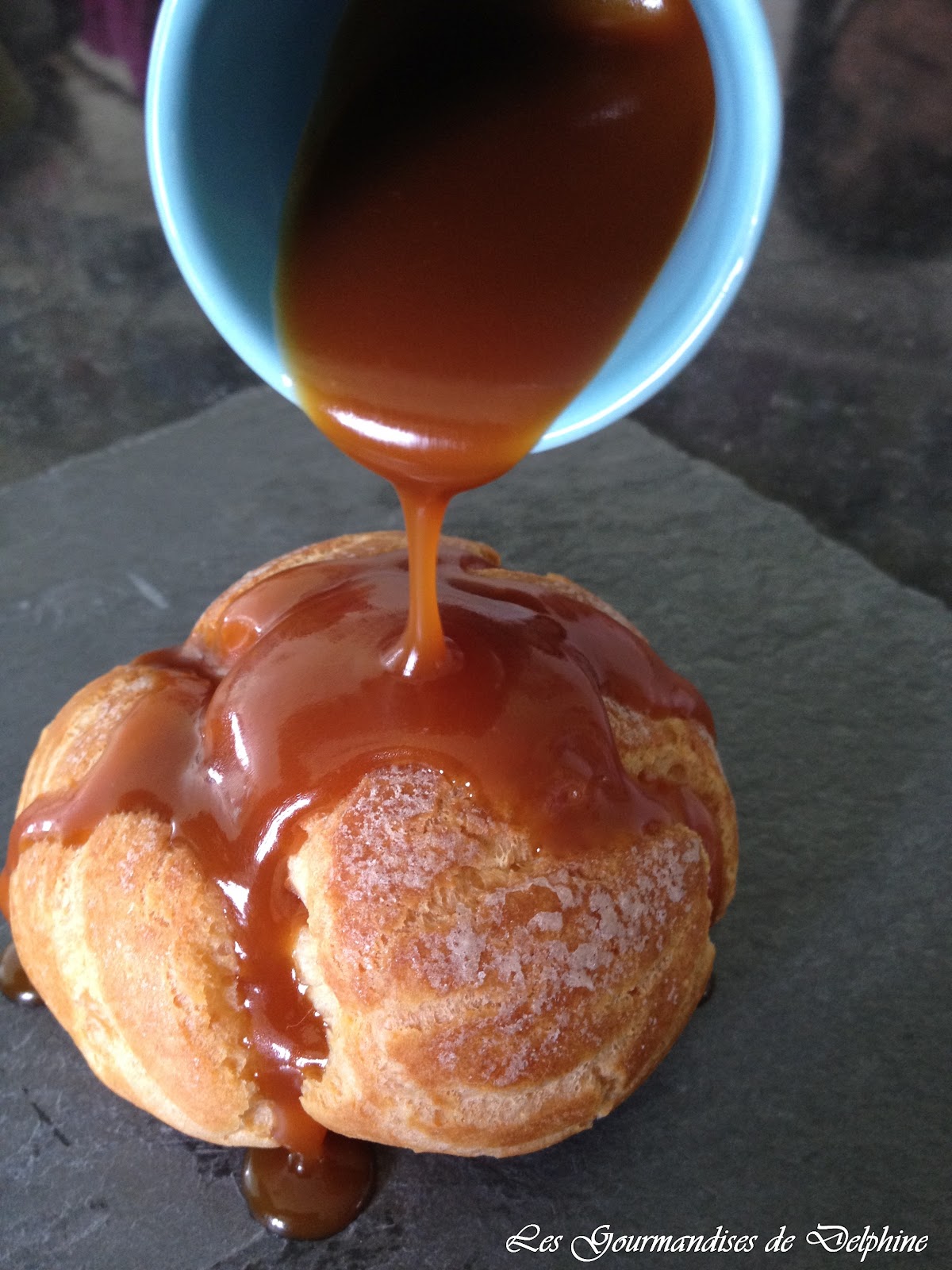 Choux à la crème, sauce caramel au beurre salé