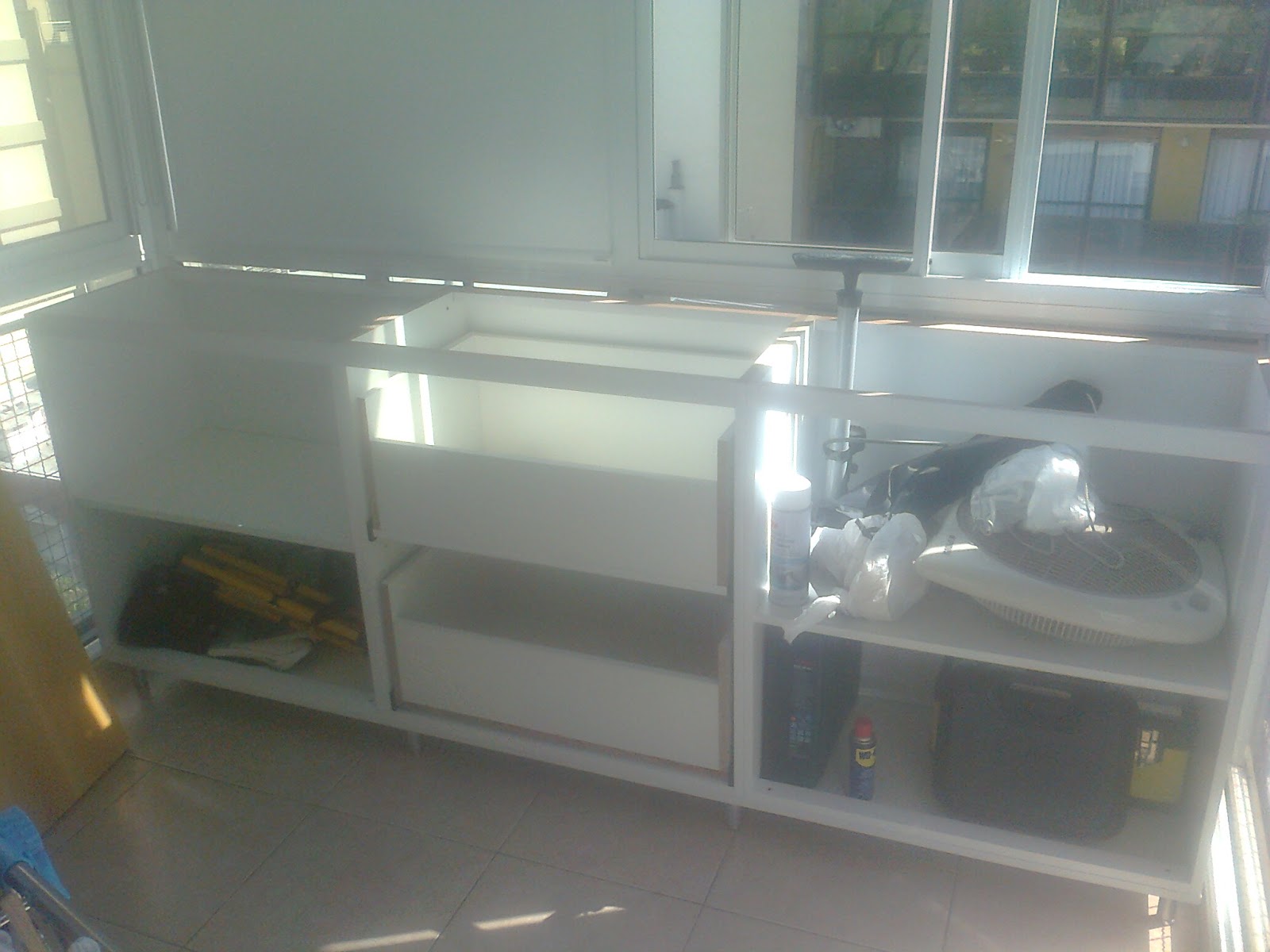 benjamin: mueble laqueado blanco con tapa macisa en guatambu