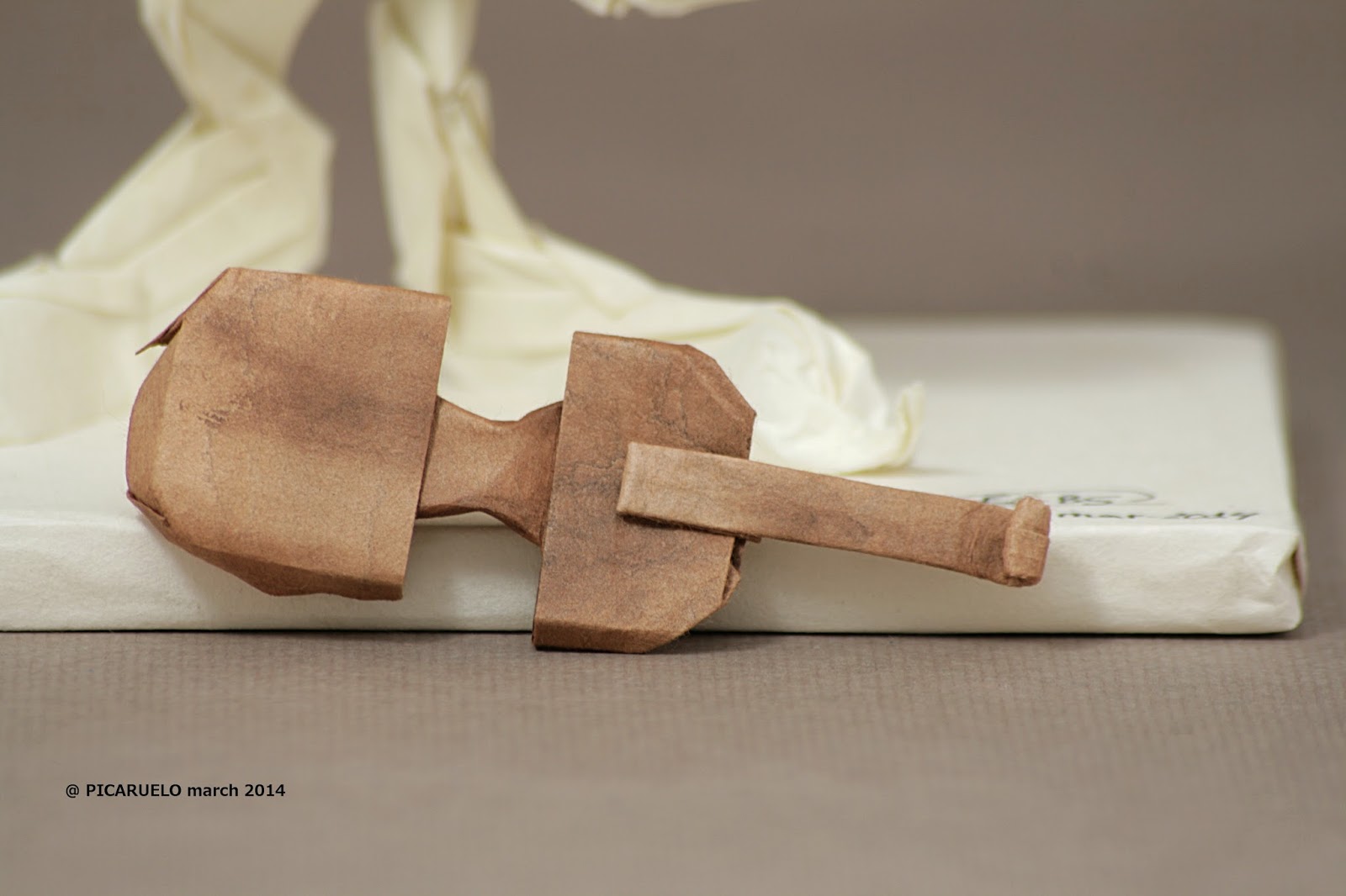 Picaruelo's origami: THE VIOLIN