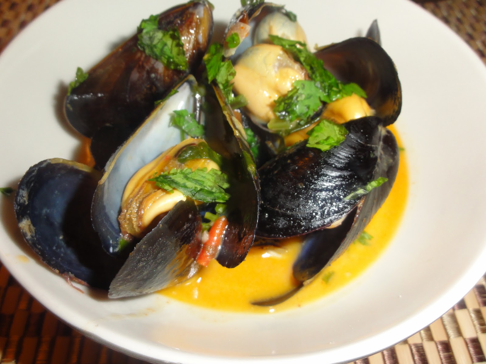 YourVicariousExperience: Spicy Thai Mussels