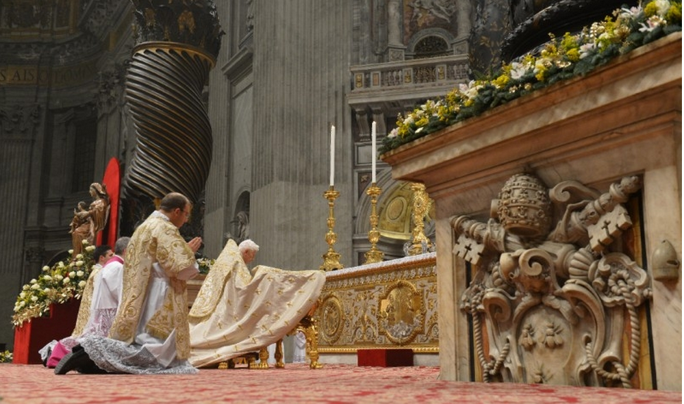Liturgia Papal: Sobre la genuflexión doble