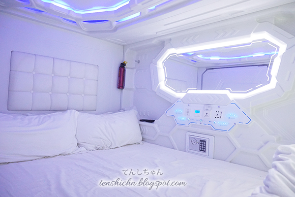 310: MET a Space Pod, Singapore. ~ TenshiChn