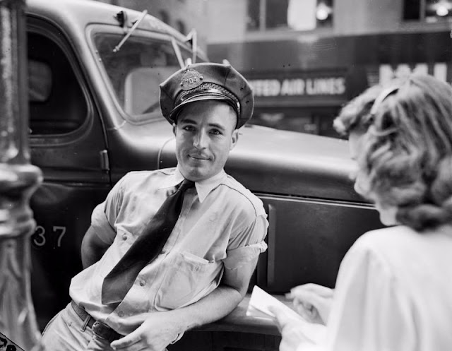 11 Rare Found Photos Capture A Young Beautiful Reporter of The Des ...