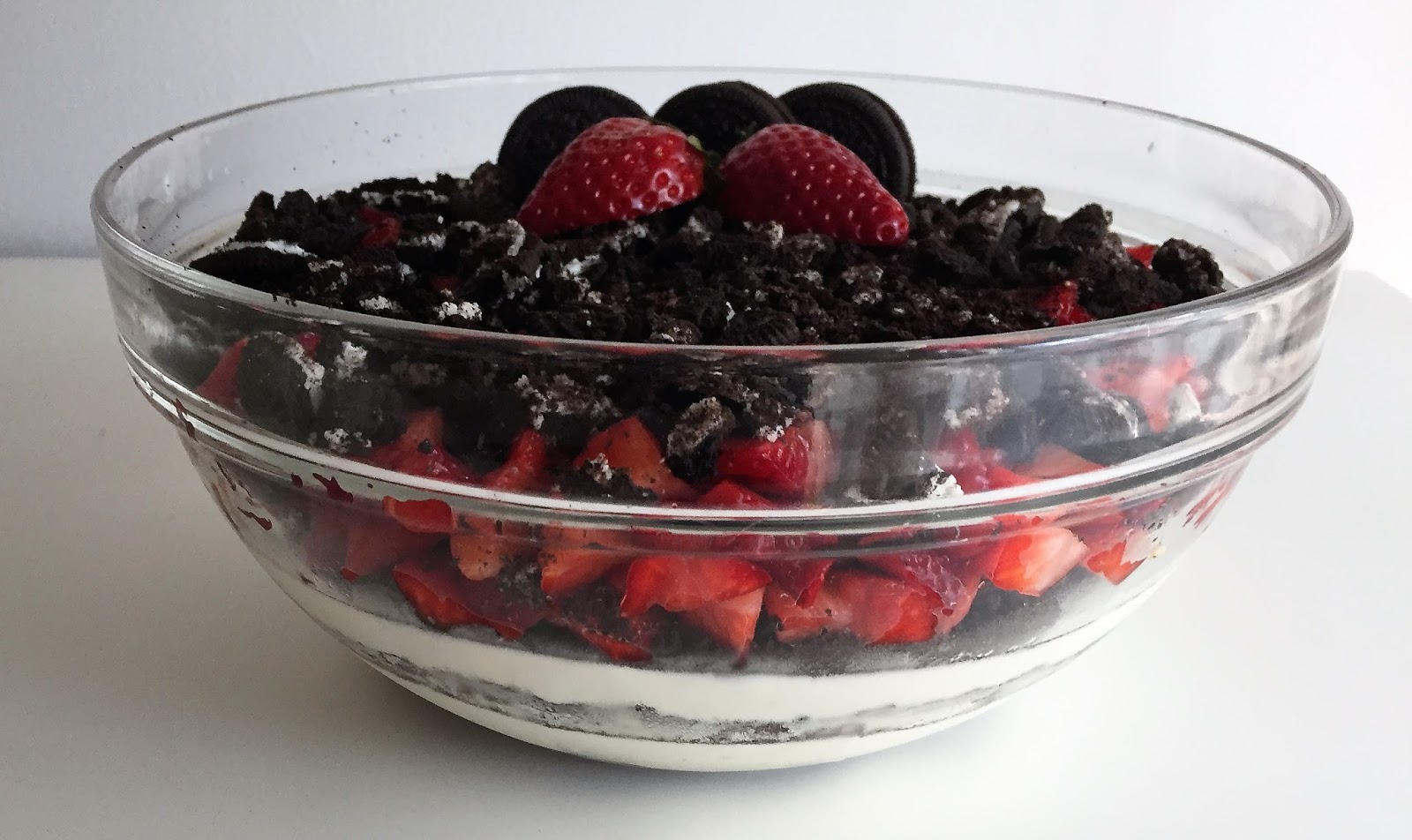 As Receitas da Natália: Doce de oreo com morangos