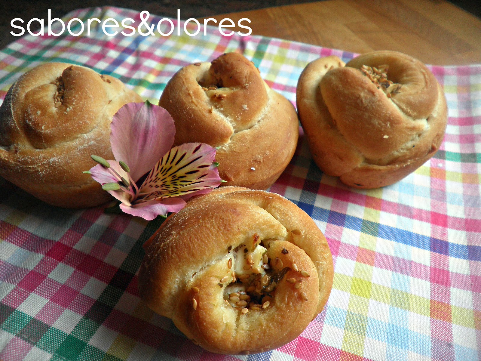 Sabores & Olores: PANES FLOR CON RELLENO DE REQUESON Y OREGANO