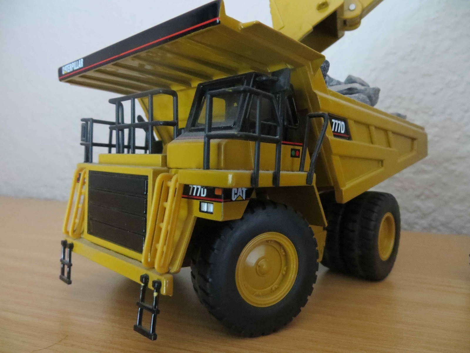 My Model Garage: Norscot CAT 777D Mining dump truck