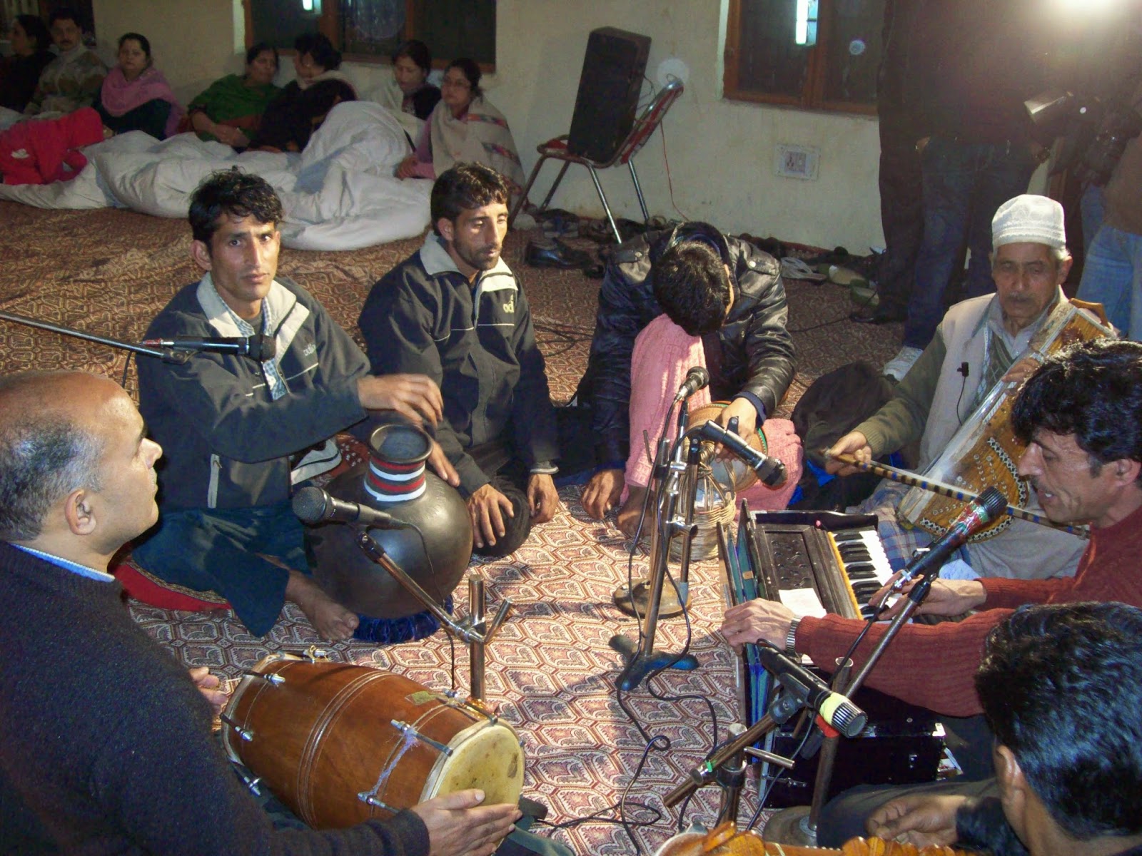 CHINAR SHADE : KASHMIRI MEHNDIRAAT ...A SPECTACLE OF HENNA , SINGING ...