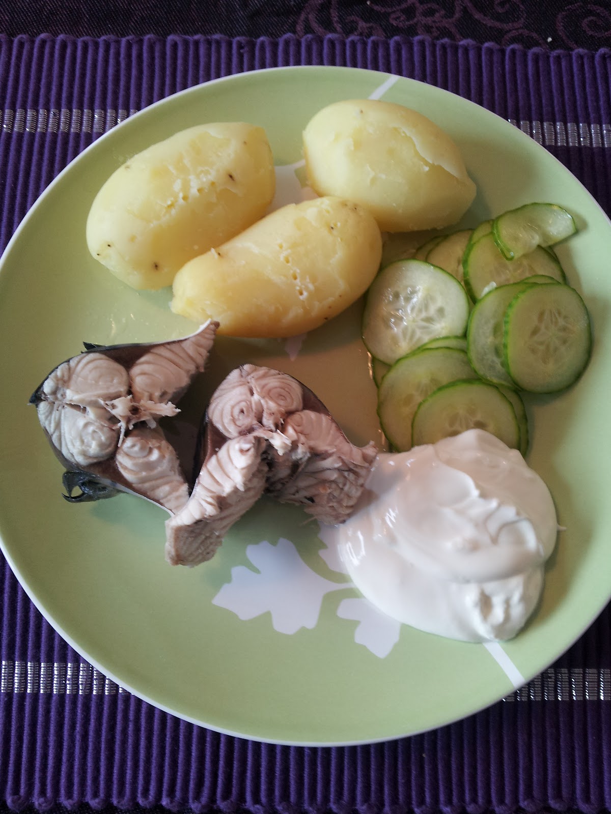 Bord for ein: Kokt makrell med agurksalat