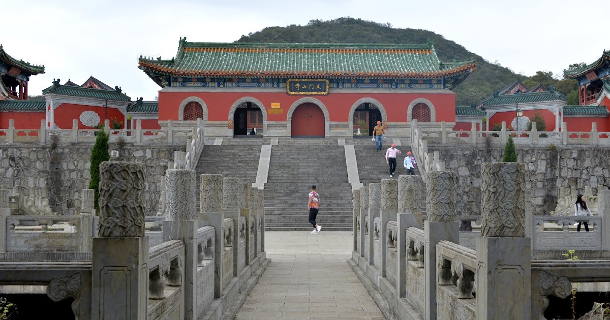 Suitcase and World: Tianmen Mountain. Tianmenshan Temple.