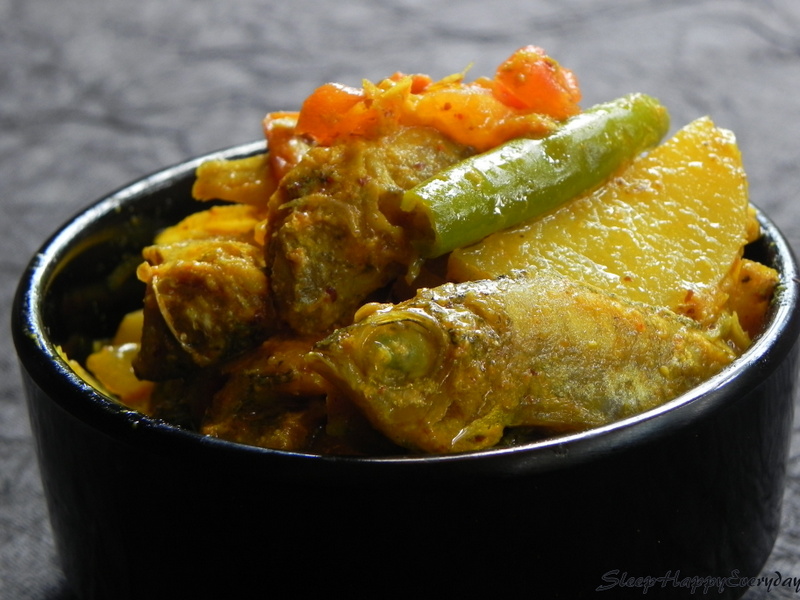 Sleep Happy Everyday: Bati Charchari (Bengali Style Curry Cooked in a Bowl)