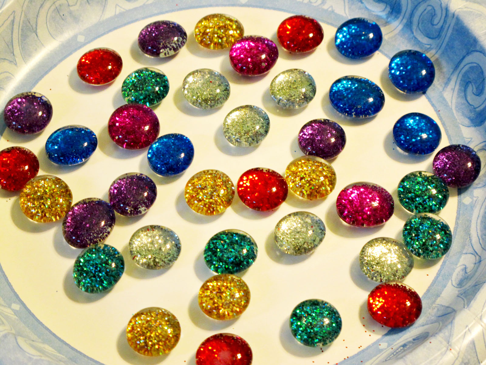Suzanne's Crazy For Collars: Glass Magnets That Sparkle!