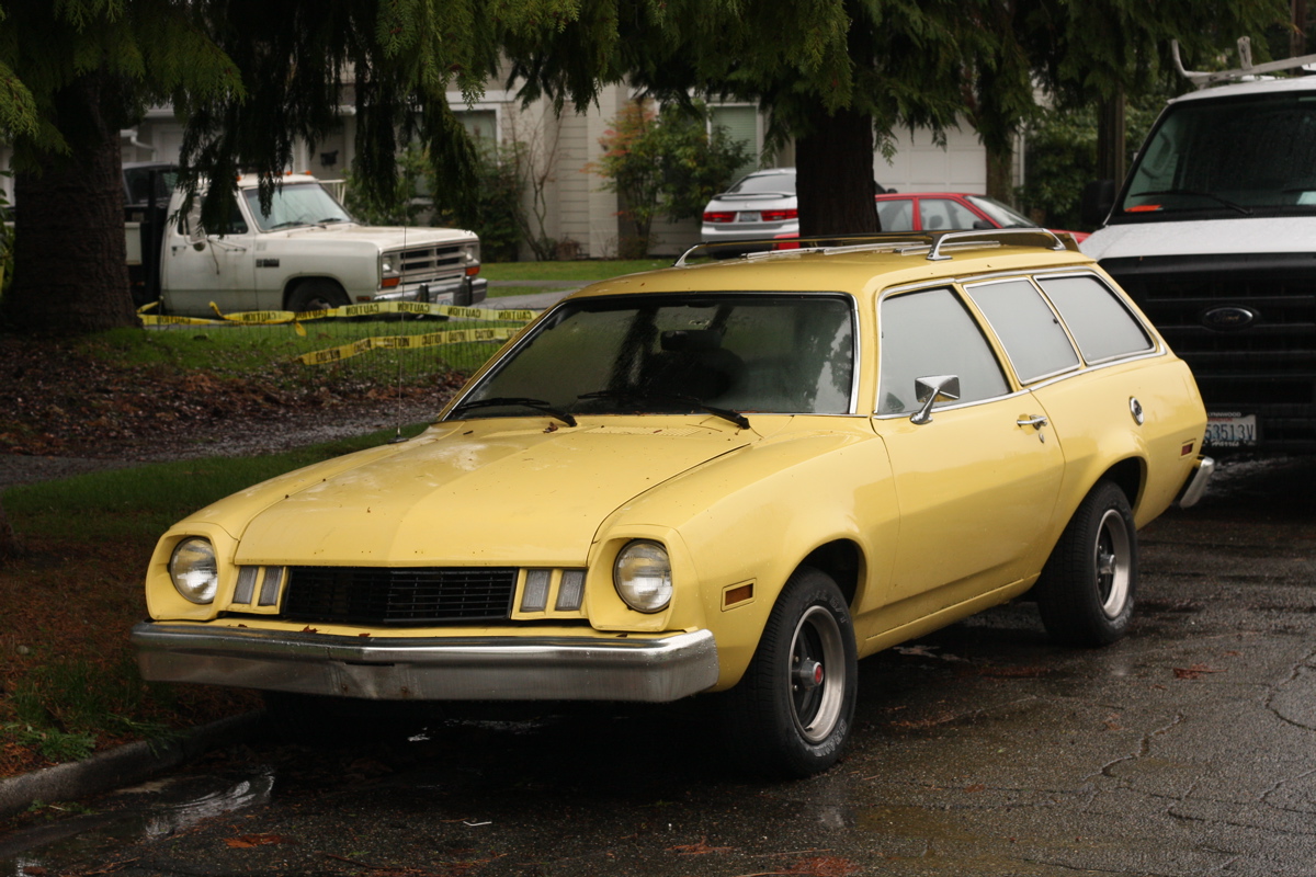 OLD PARKED CARS.: 1977 Ford Pinto Wagon.
